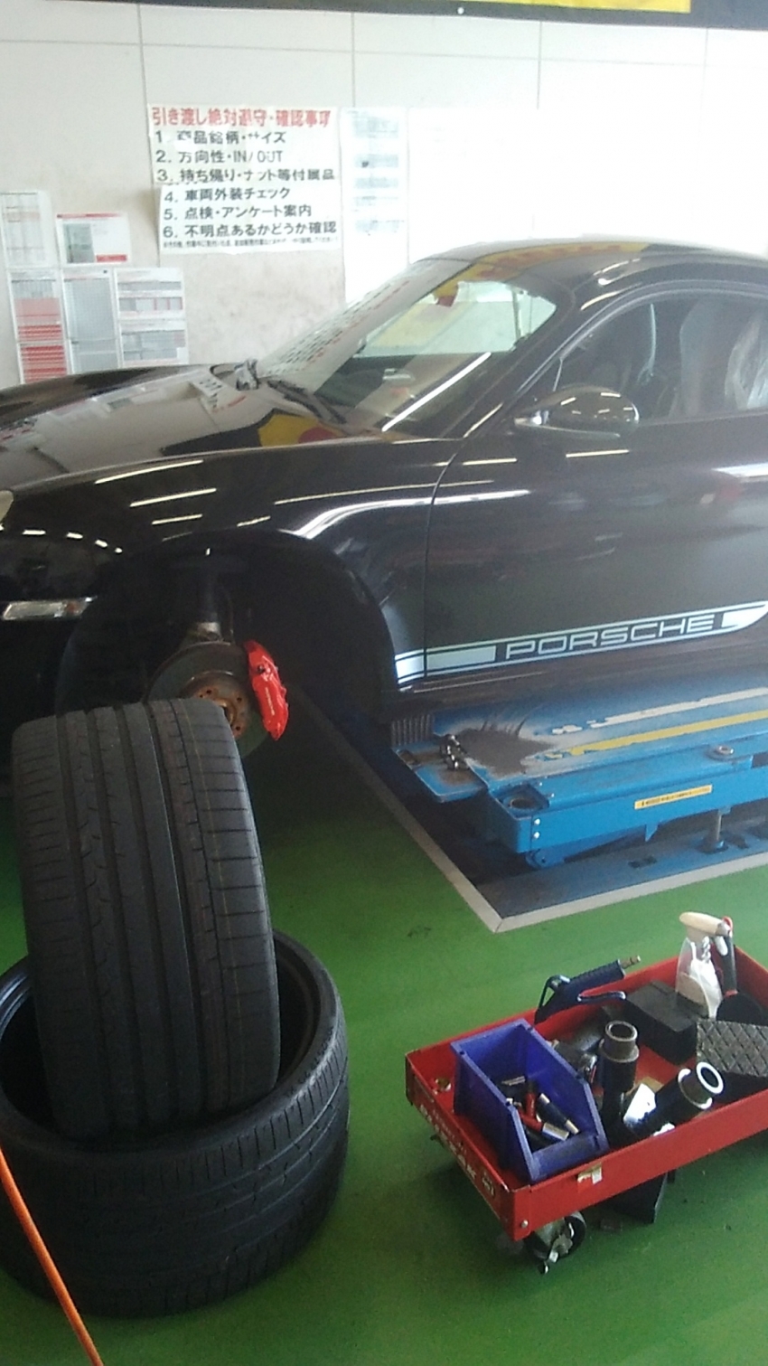 ポルシェ・ケイマン持ち込みタイヤ交換！輸入車のタイヤ交換ならタイヤ市場宇都宮南店へ！｜タイヤ市場宇都宮南店｜タイヤ・スタッドレス・オールシーズンが安いタイヤ専門店